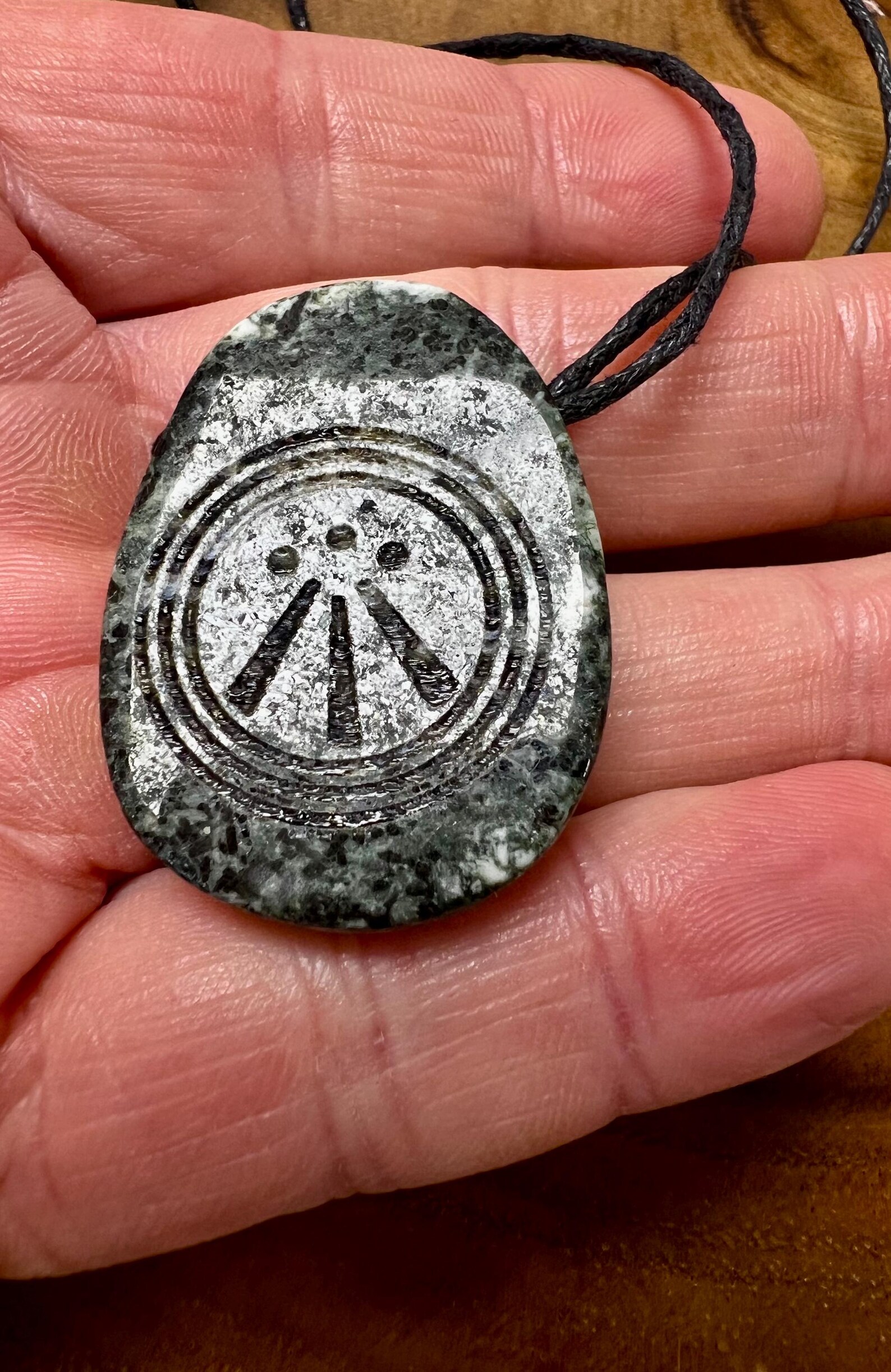 Collar/colgante de piedra azul plana y óvalo pulido Druid Awen Preseli ...