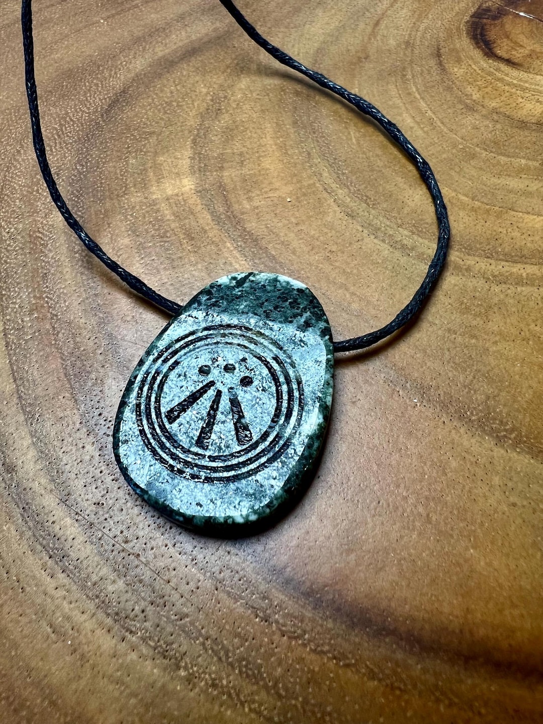 Collar/colgante de piedra azul plana y óvalo pulido Druid Awen Preseli ...