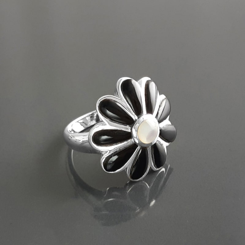 Daisy Flower Ring - Etsy