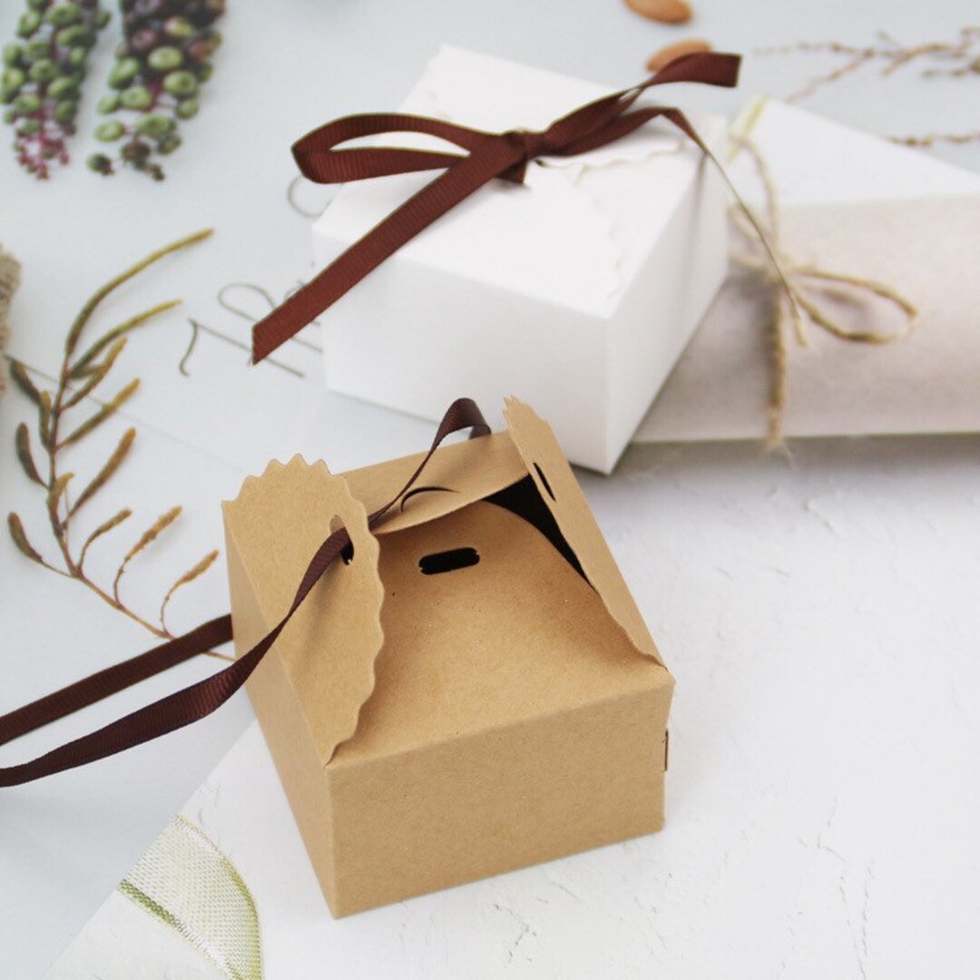 150pcs Kraft or White Scallop Wedding Party Favor Box With Ribbon ...