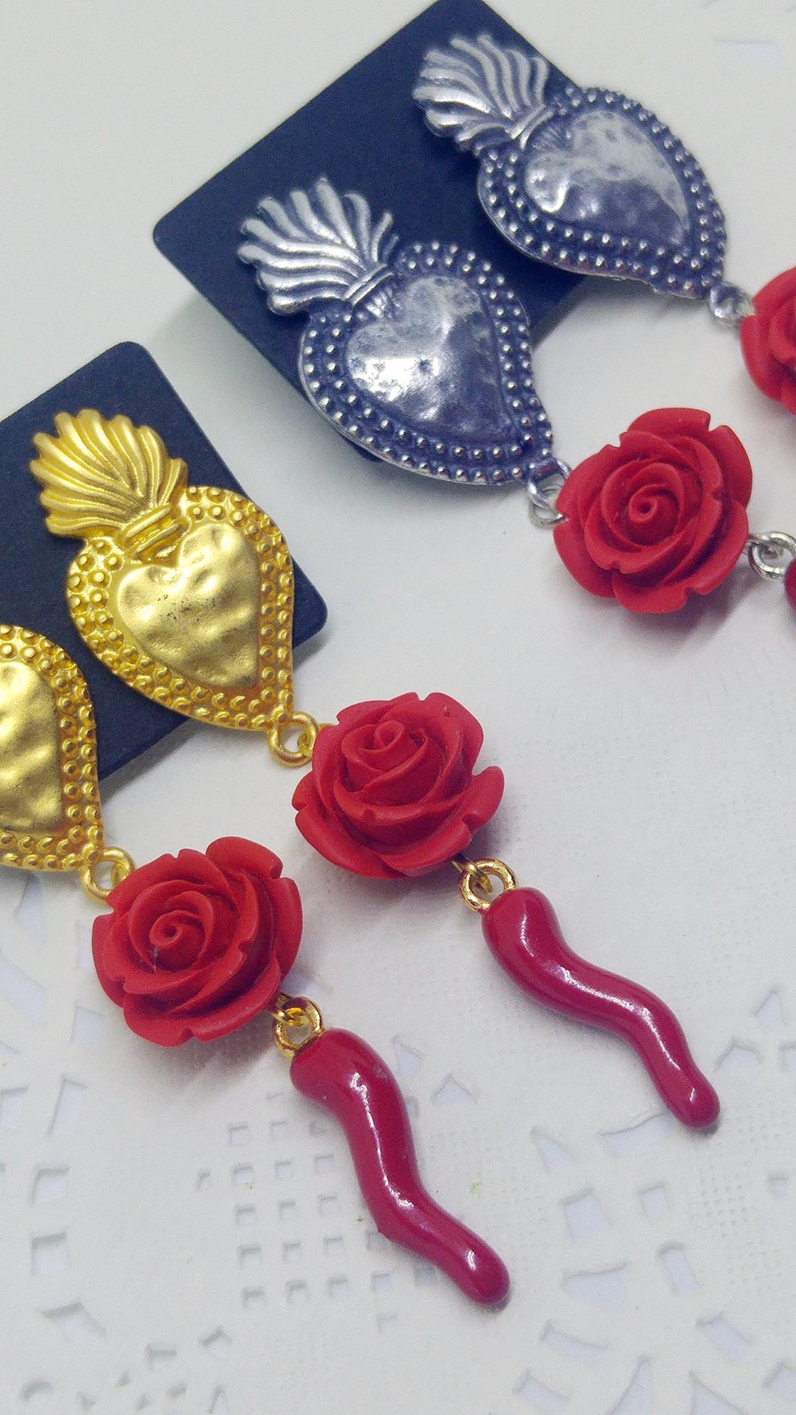 Orecchini pendenti con cuore sacro rose rosse e cornetti - Etsy Italia