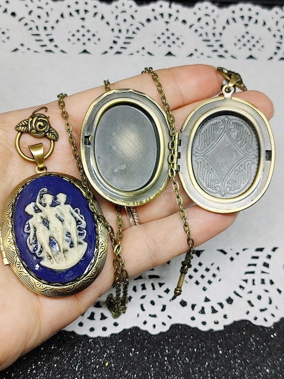 Three photo locket store