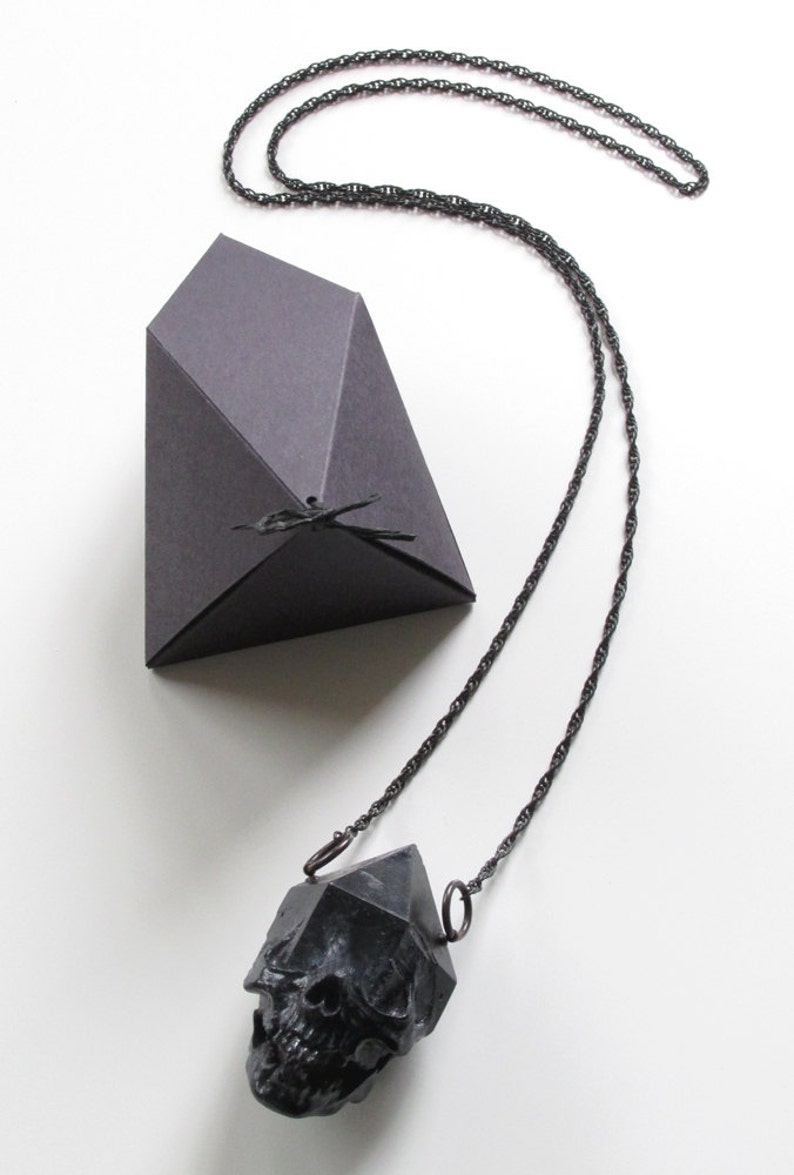 Emergent skull crystal pendant black - Etsy 日本