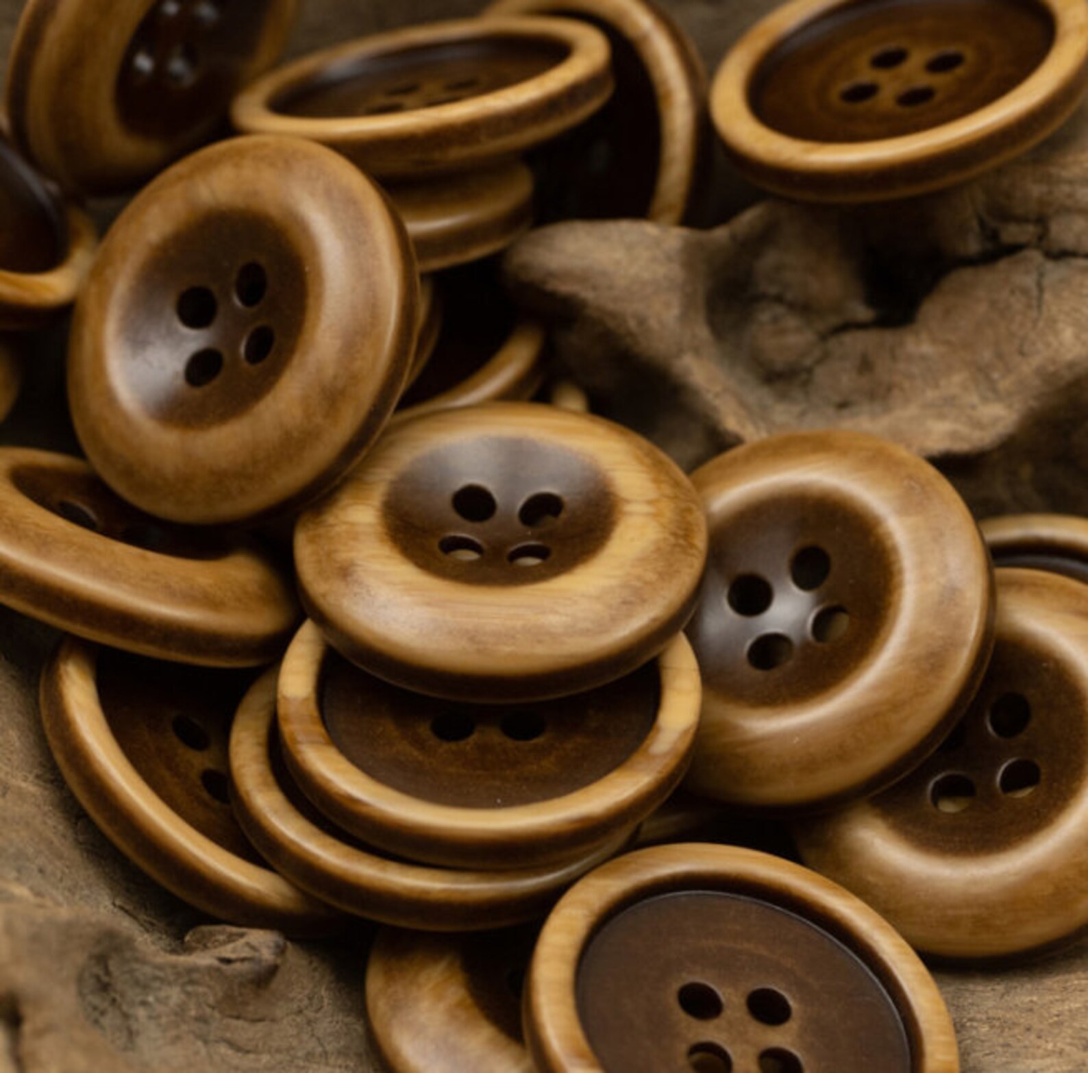 Mocha Brown 4 Holes Buttons, Wood Texture Design, Plastic, 15mm, 18mm ...