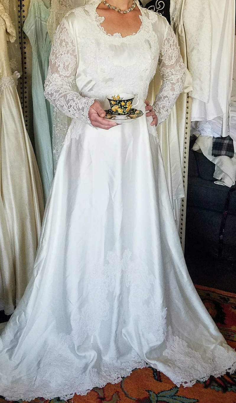 Vintage Bridal Gown With Long Train Alencon Lace Y2K Wedding Dress ...