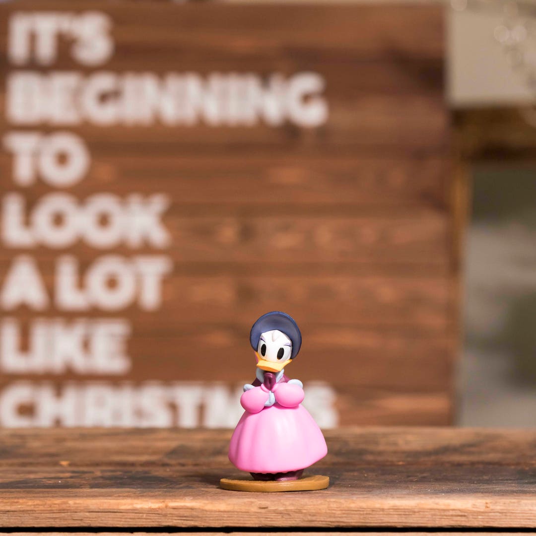 Daisy Duck as Isabelle in the Christmas Carol Ornament - Etsy