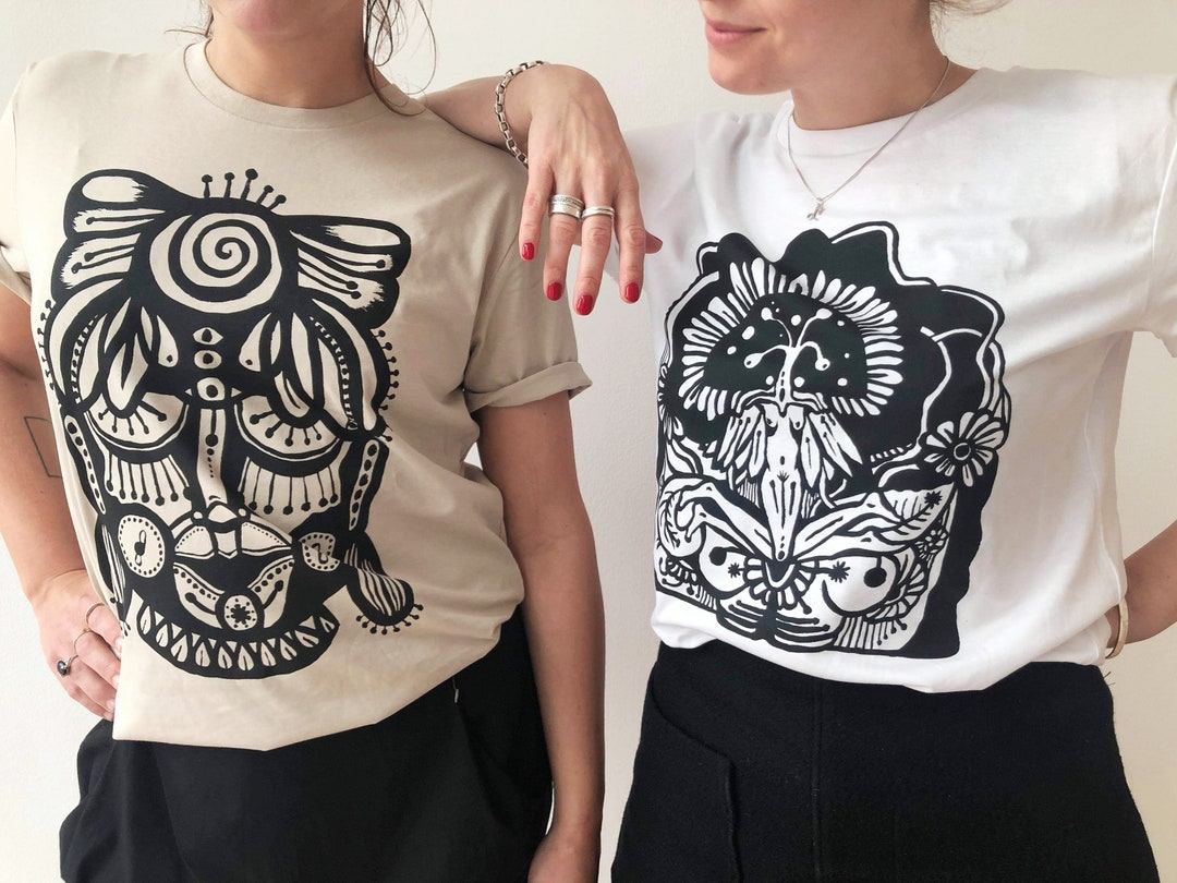 Handbedrucktes Baumwoll T-Shirt mit Schwarzem Motiv | Hochwertige Kunst ...