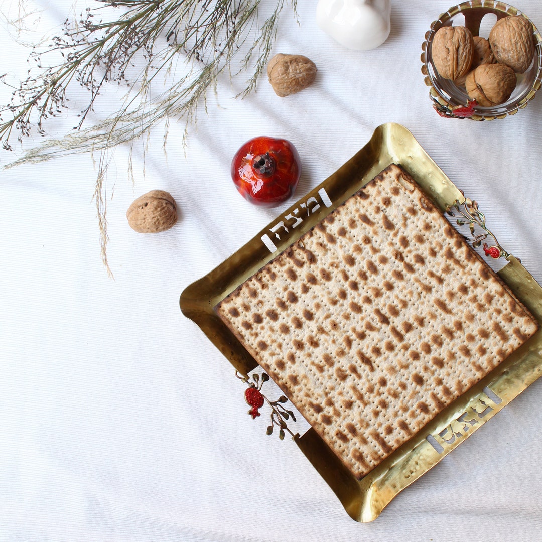 Piatto/piatto di Matzah al melograno -מצה Festa ebraica di Pasqua ...