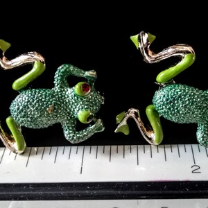 Tree Frog Brooches ~ Set of 2 Pins - Etsy