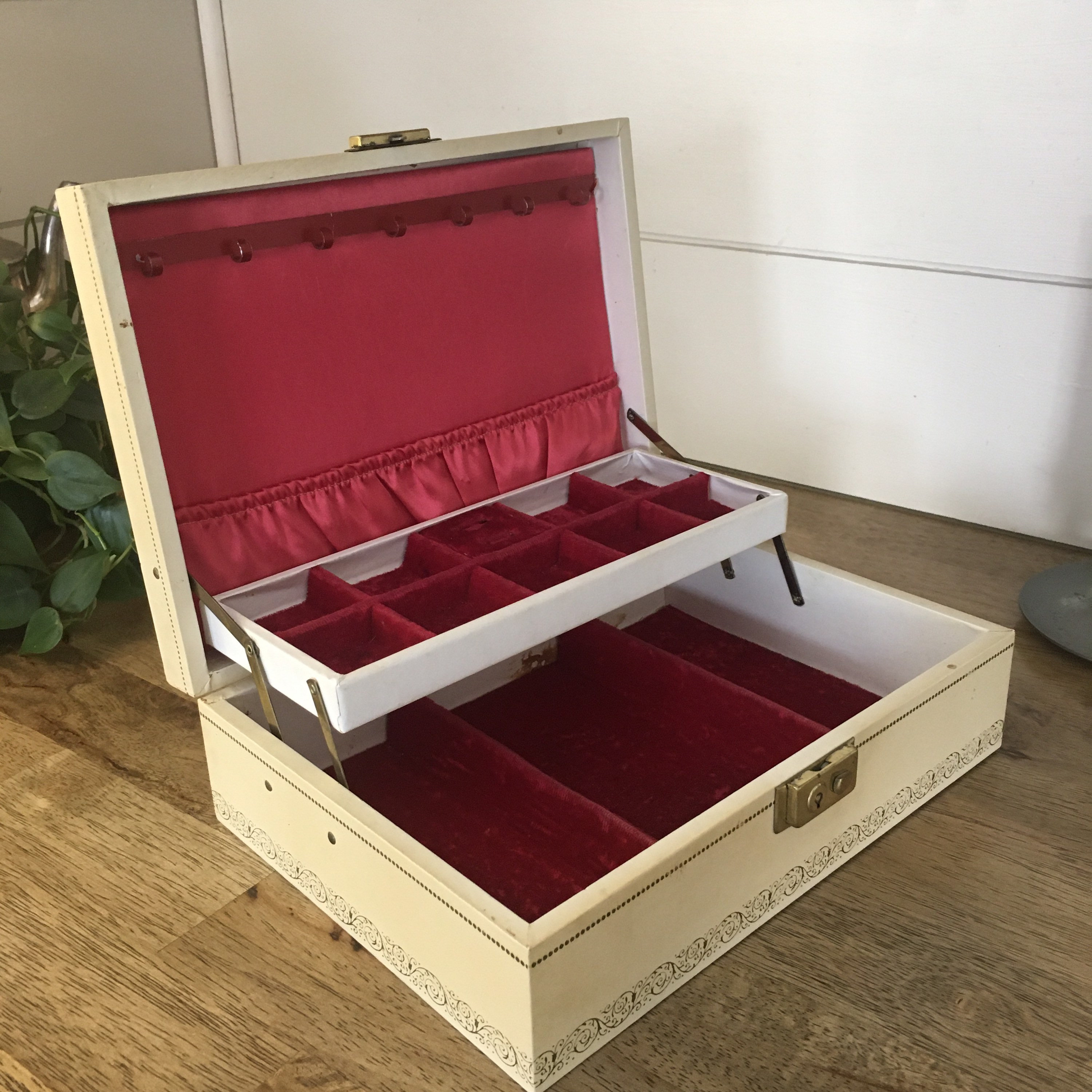 Mele jewelry box store