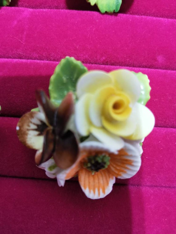 Set of four floral Bone China brooches from 1950s, Ca… - Gem