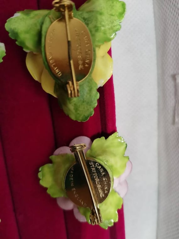 Set of four floral Bone China brooches from 1950s, Ca… - Gem