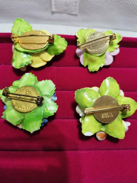 Set of four floral Bone China brooches from 1950s, Ca… - Gem