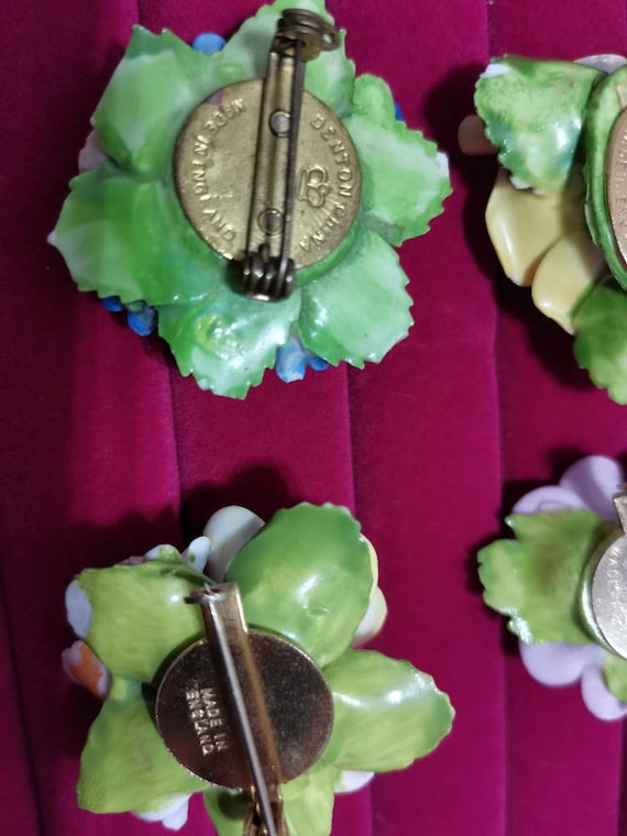 Set of four floral Bone China brooches from 1950s, Ca… - Gem