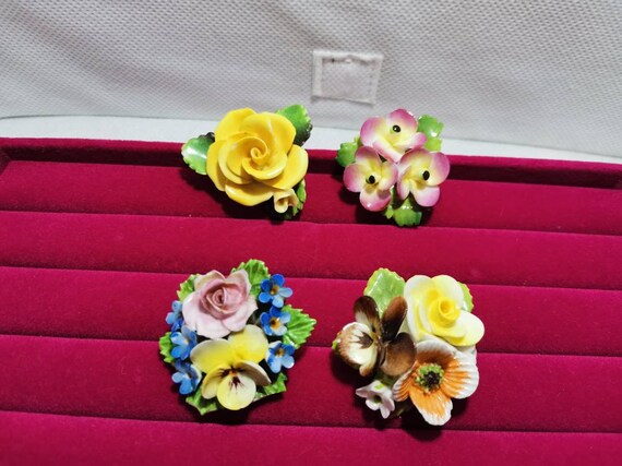 Set of four floral Bone China brooches from 1950s, Ca… - Gem