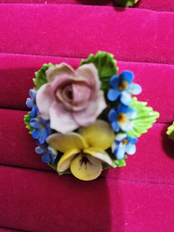 Set of four floral Bone China brooches from 1950s, Ca… - Gem