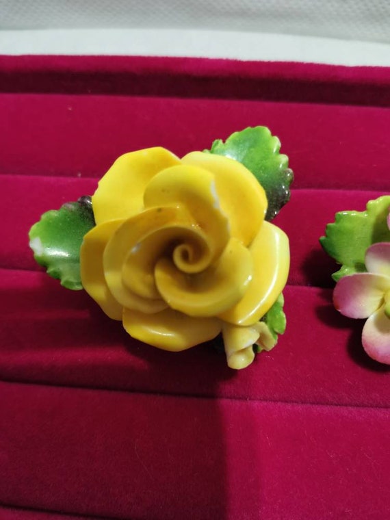 Set of four floral Bone China brooches from 1950s, Ca… - Gem