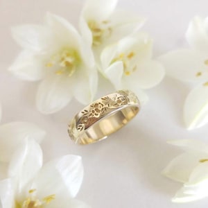 Flower Wedding Band, Vintage Style Floral Ring for Women, Engraved ...