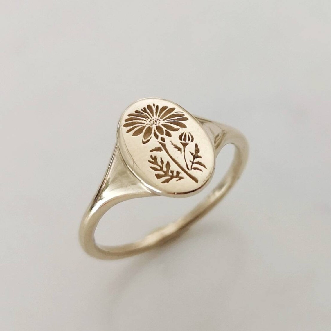 Daisy signet ring 14k gold floral signet birth flower ring | Etsy
