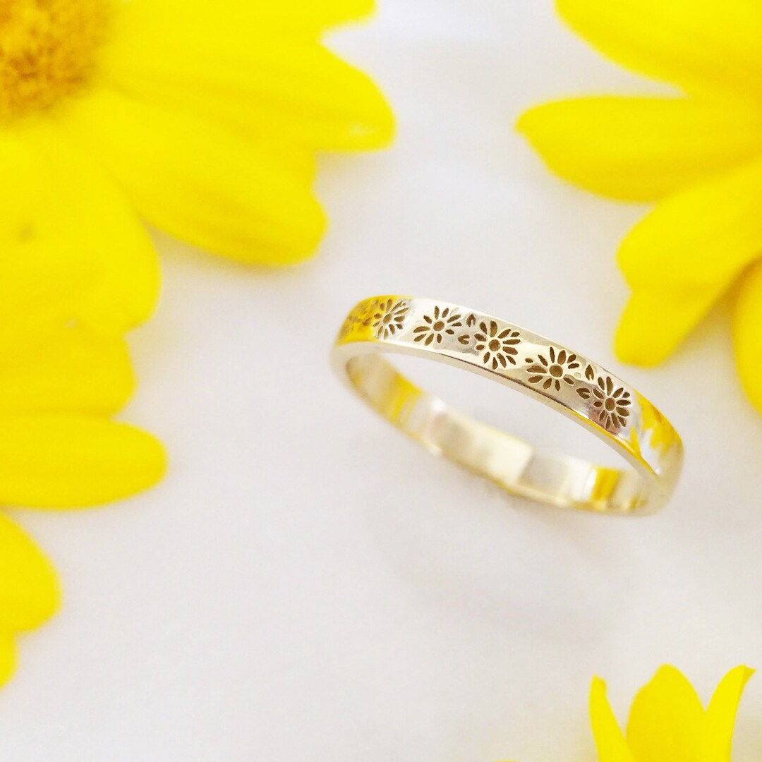 Floral Wedding Band, Unique Wedding Band for Women, Daisy Wedding Ring ...