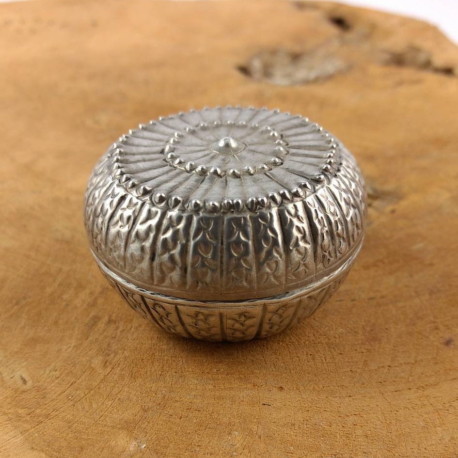 Silver Dresser Powder Box - Pouder Case - Pills Case - Silver - Knick ...