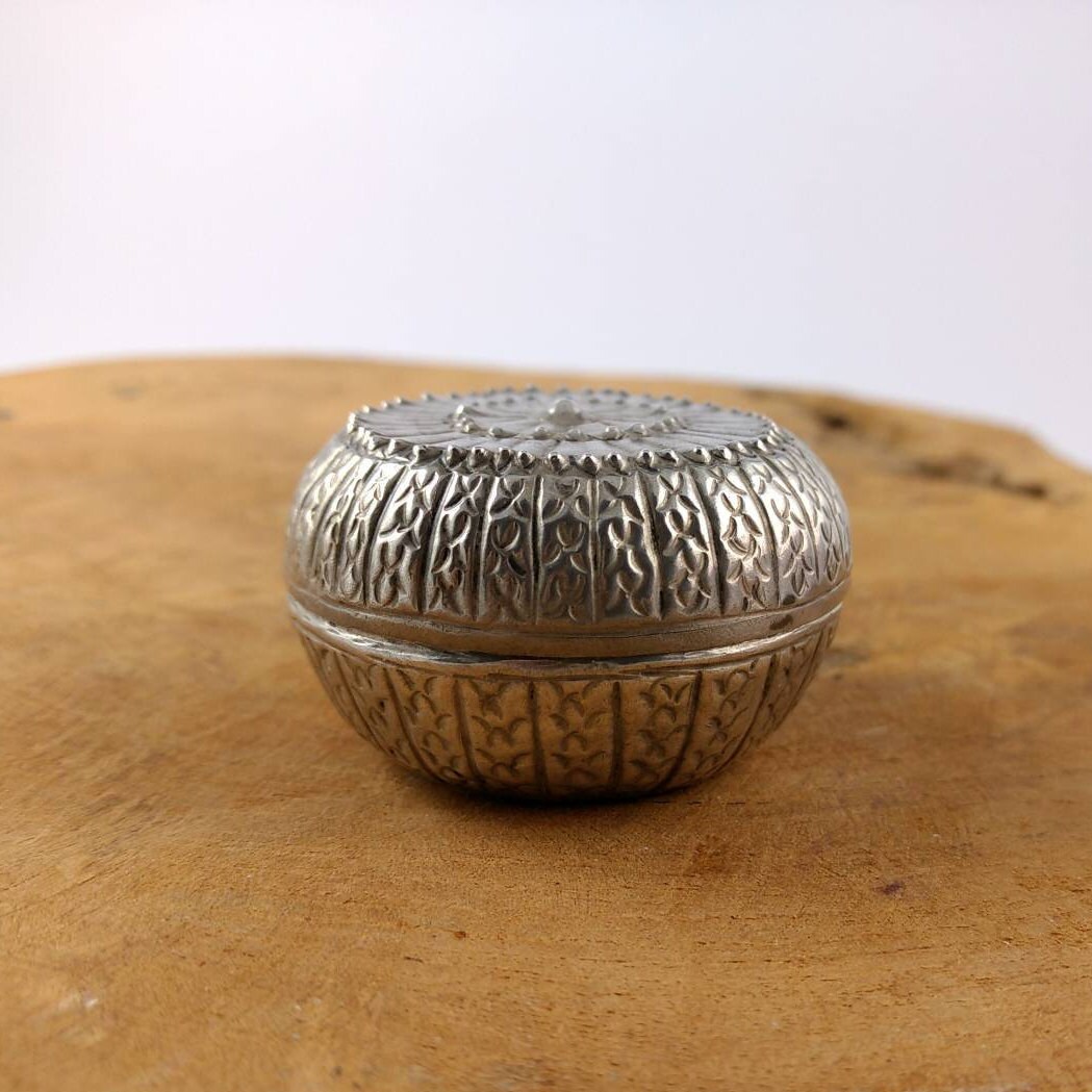 Silver Dresser Powder Box - Pouder Case - Pills Case - Silver - Knick ...
