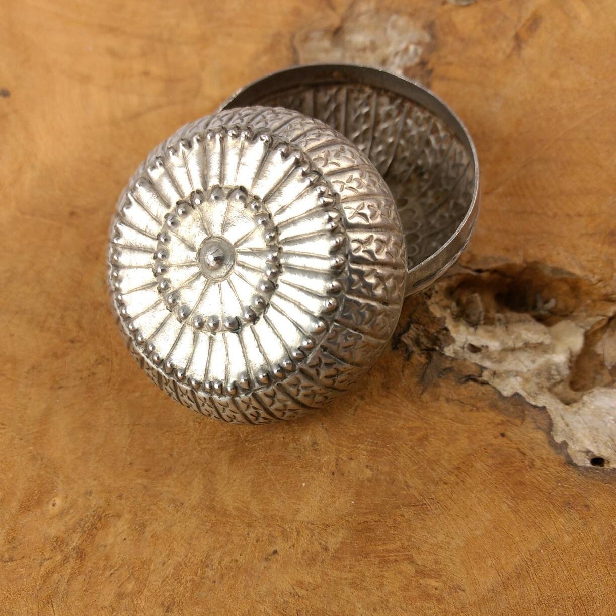 Silver Dresser Powder Box - Pouder Case - Pills Case - Silver - Knick ...