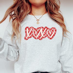 XOXO Valentines Sweatshirt, Checkered Valentine's Day Crewneck, Girlfriend Valentine Sweater ...