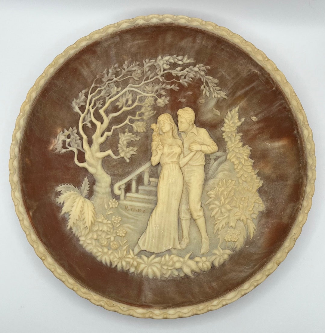 The Kiss Collectors Plate by Incolay Studios of CA, Sculpted by Roger ...