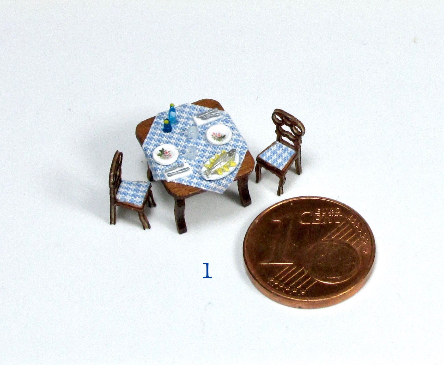 Accurate and realistic micro table with two chairs, 1/144 scale