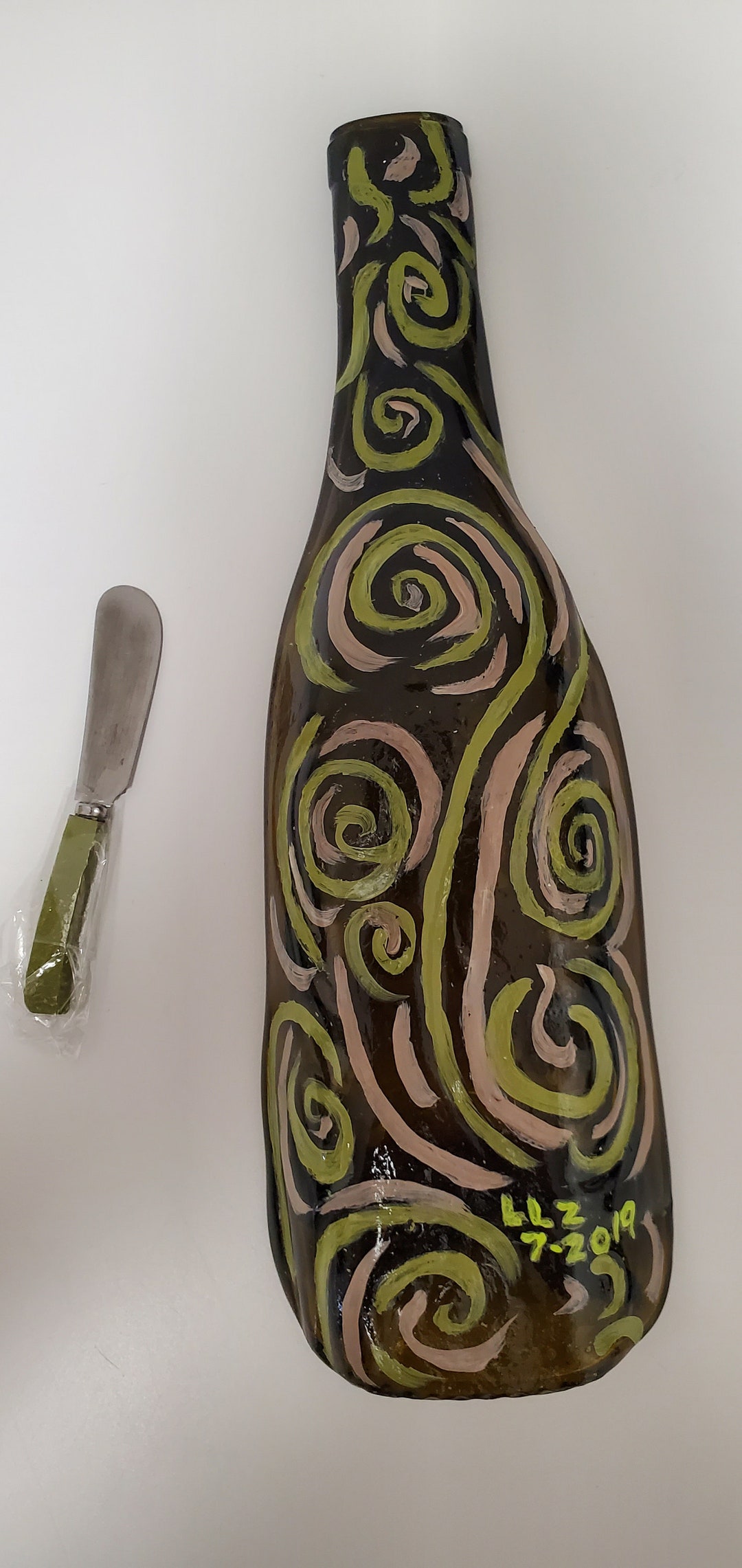 Swirl Imprint Design Curved Molded Wine Bottle With Painted Backside ...