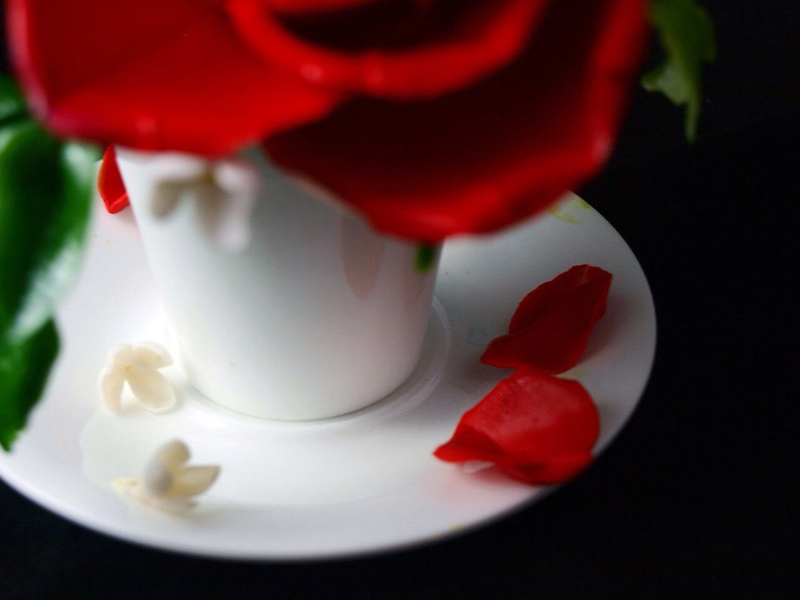 Red Floral Arrangement Cup With Roses and Lilac Table - Etsy