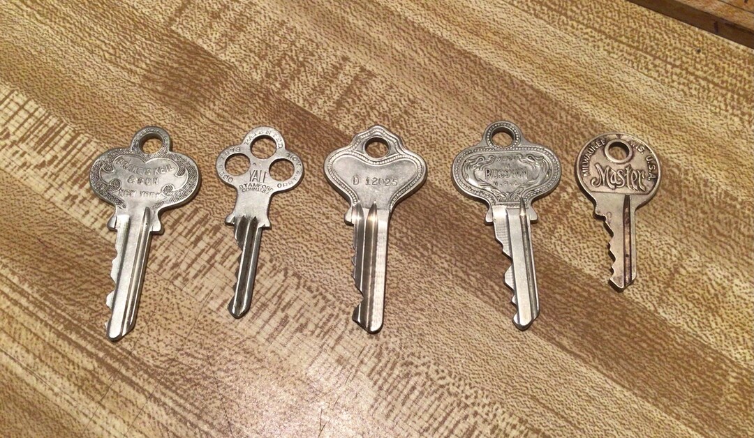 Lot of 5 Vintage Collectible Keys - Etsy