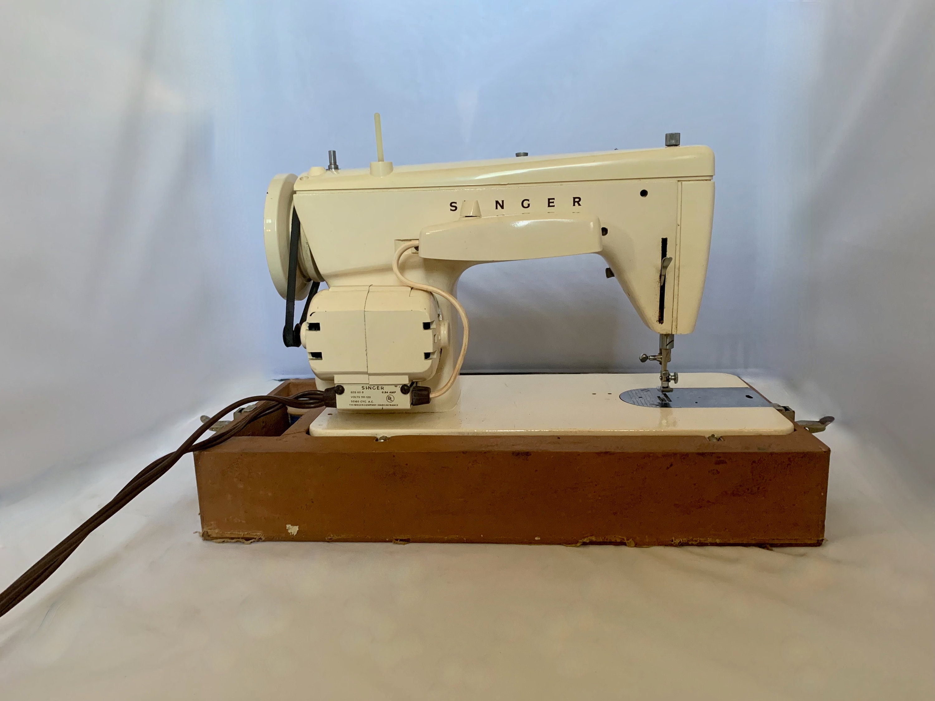 Vintage Portable Singer Sewing Machine Model 239, Embroidery Machine ...