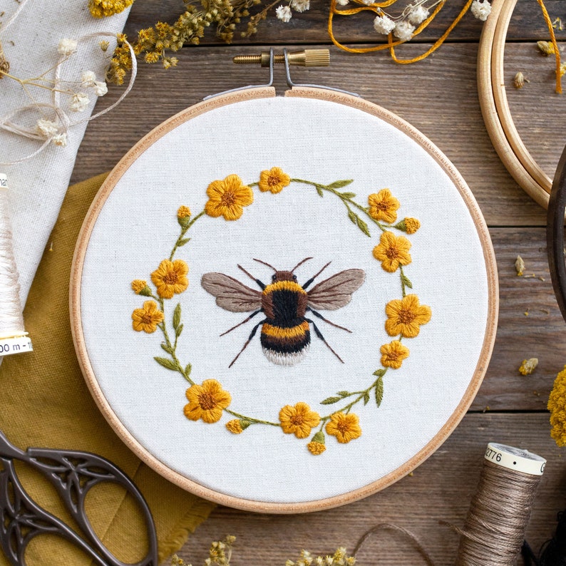 Sweet Bee & Floral Wreath: Hand Embroidery Pattern. Digital Download ...