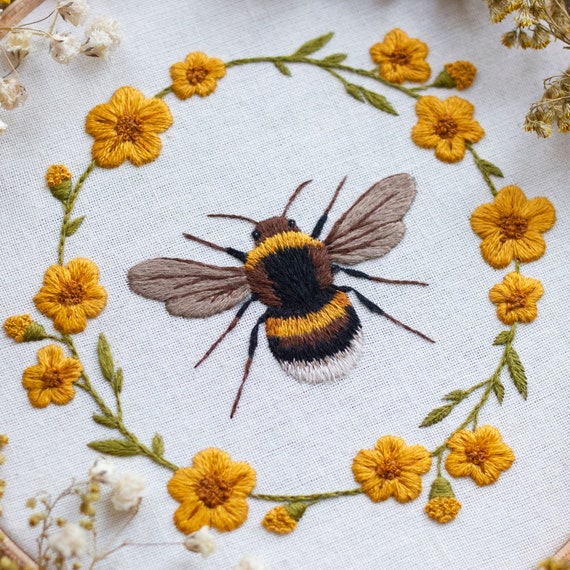 Sweet Bee Floral Wreath Hand Embroidery Pattern. Digital Download. Beginners Thread Painting Tutorial. Paint With Thread. Hoop Art Etsy