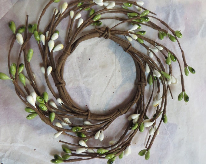 GREEN and WHITE Pip Berry Candle Ring Irish Spring Green or St. Patrick ...