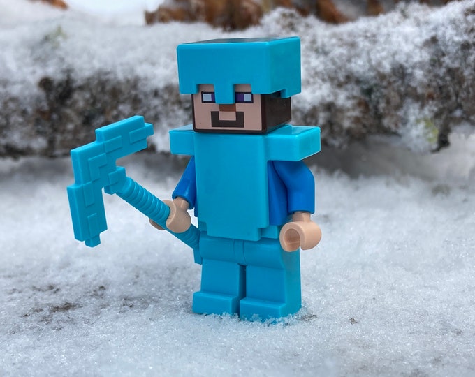 Steve Wearing Complete Diamond Armor Holding a Pickaxe or Sword - MC ...