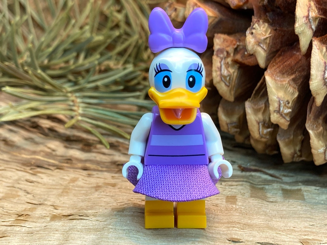 Daisy Duck in Medium Lavender Top & Skirt - Disney Collectible ...