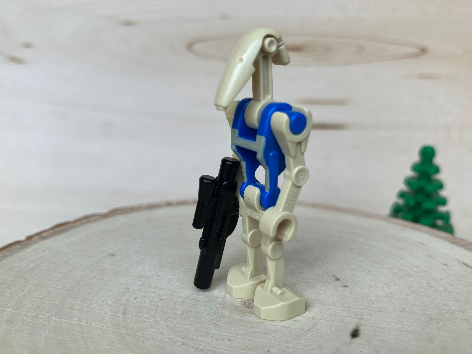 Battle Droid Pilot With Blue Torso and Tan Insignia Holding a Medium ...