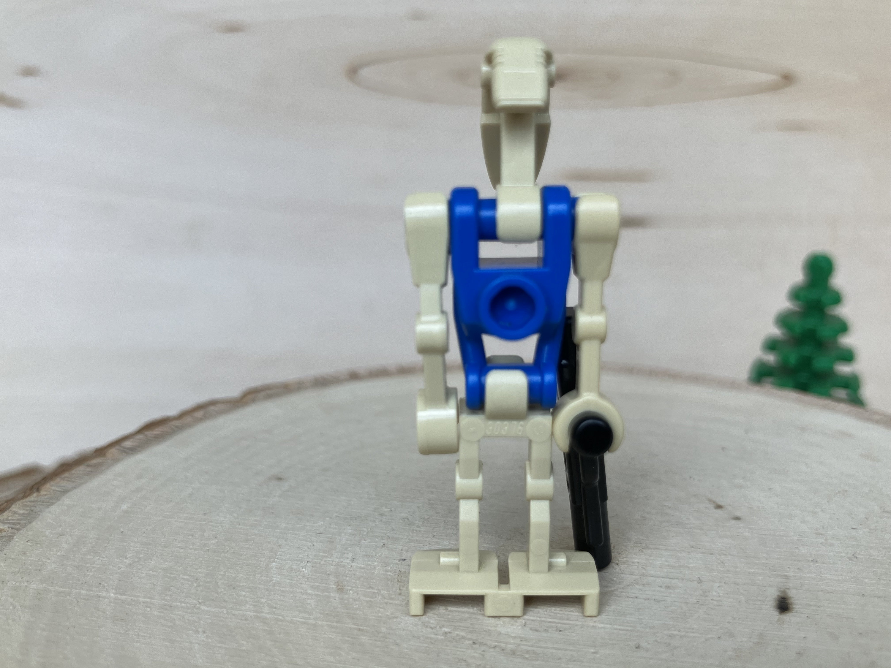 Battle Droid Pilot With Blue Torso and Tan Insignia Holding a Medium ...