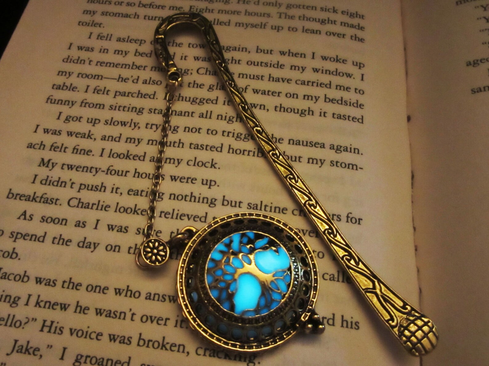 Gold Bookmark// Magnifying Glass Pendant //glow in the Dark - Etsy
