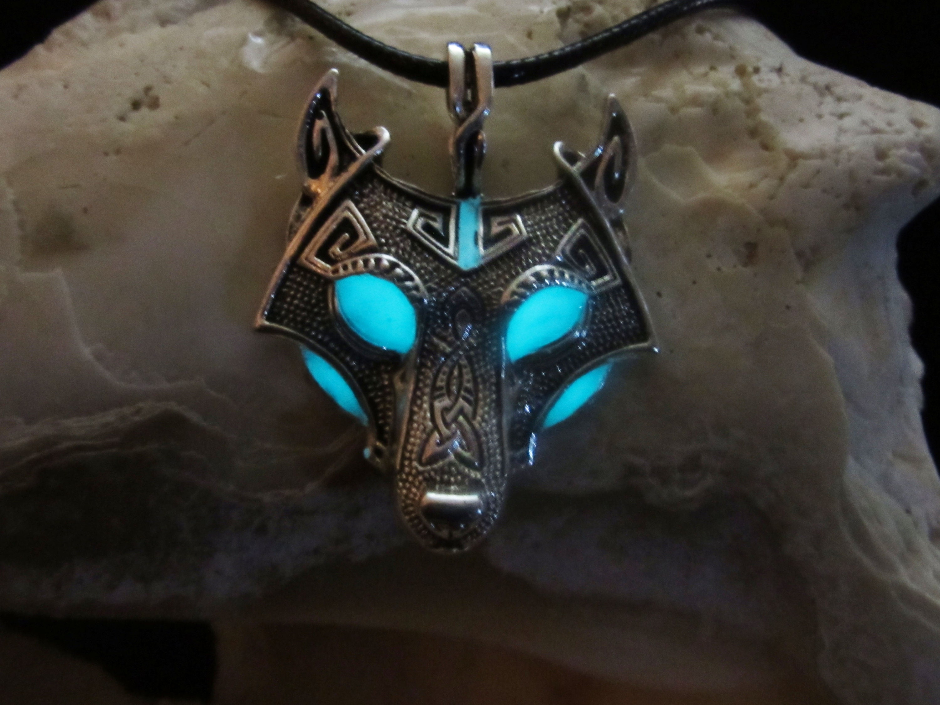 Wolf Pendant / /glow in the Dark - Etsy Canada