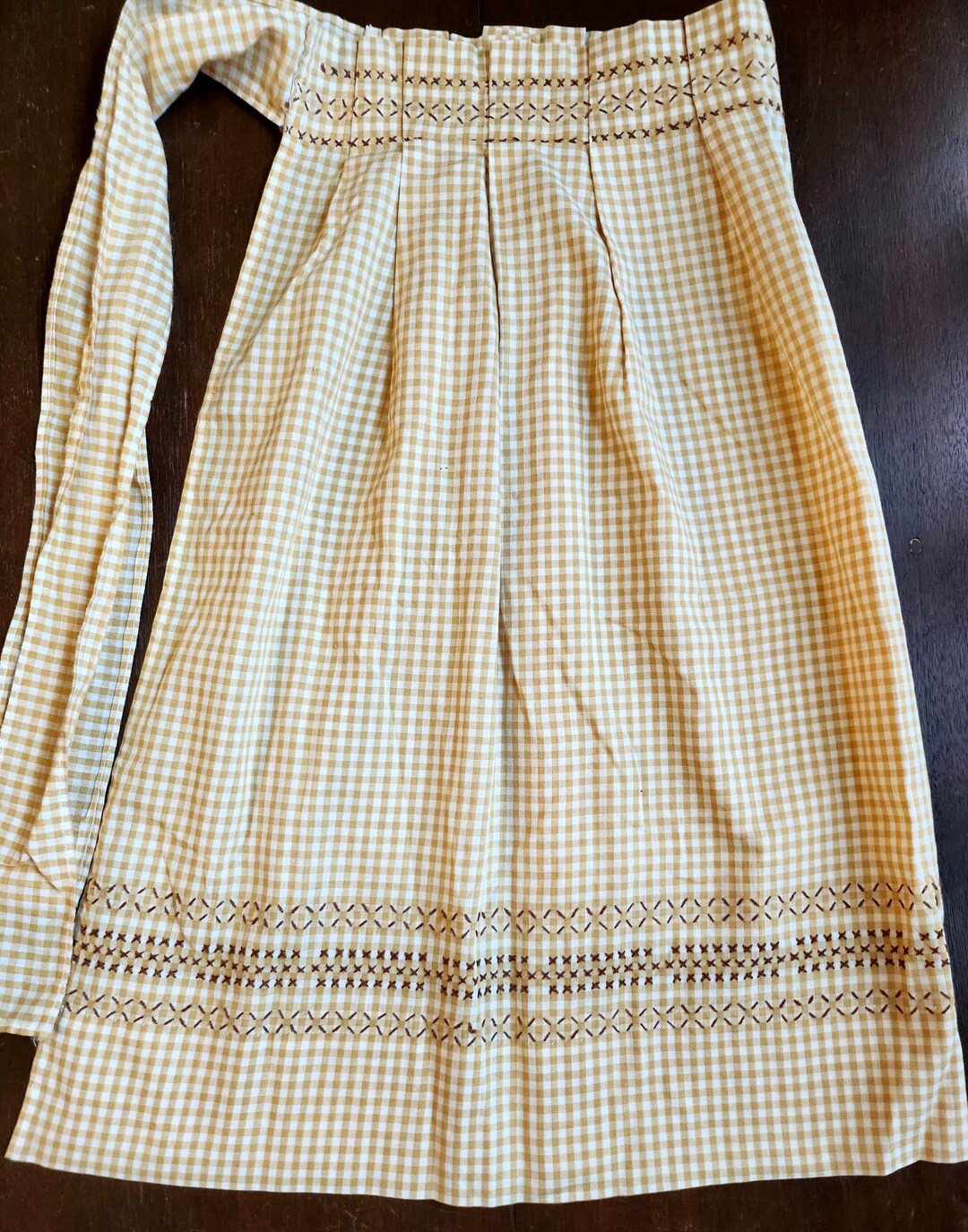 Beige Gingham Check Apron With Brown Chicken Scratch Embroidery Waist ...
