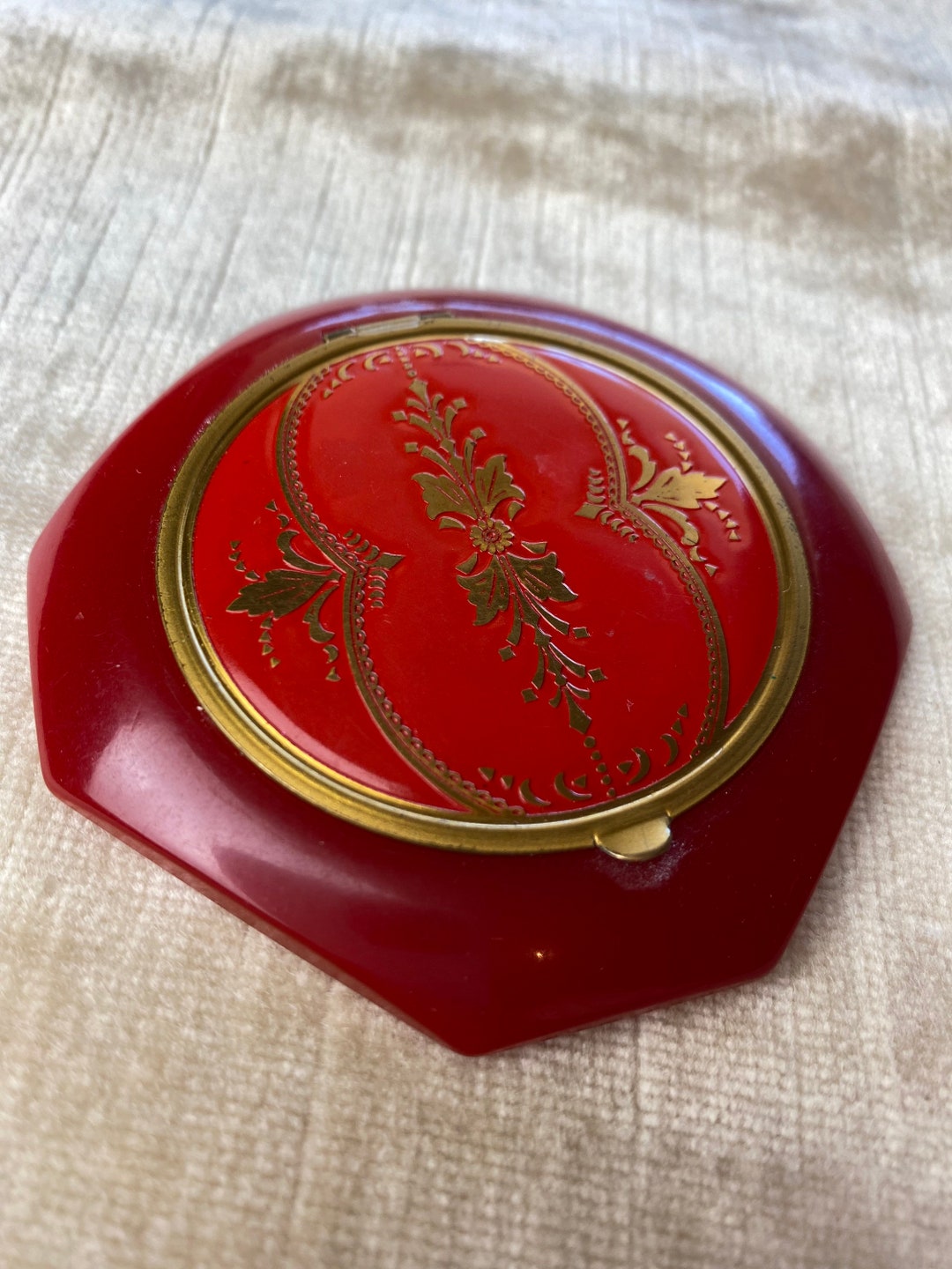1940’s Vintage Red Bakelite Powder Compact Mirrored Pressed Makeup Case ...