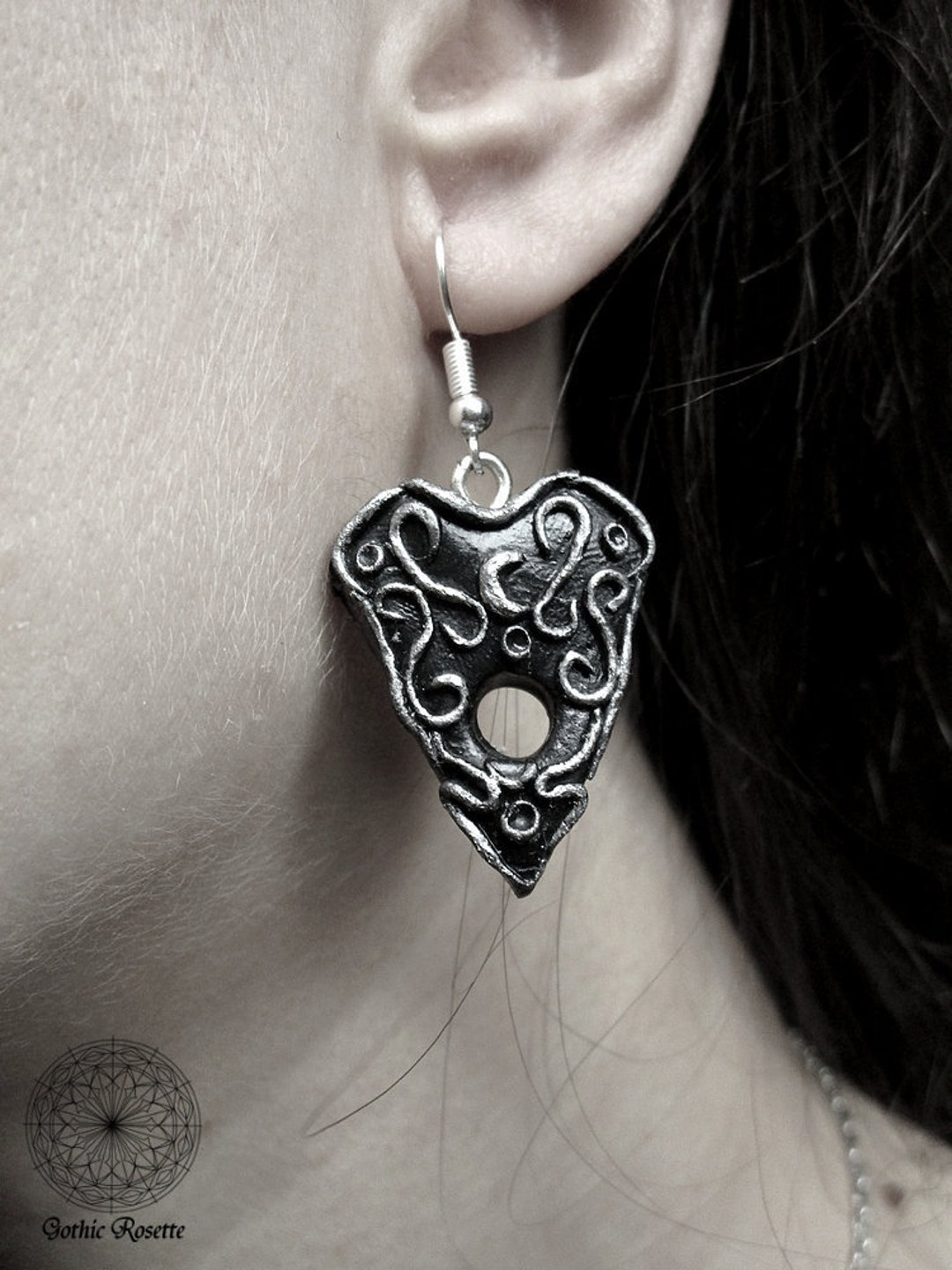 Ouija Goth Ohrringe, Hexenschmuck aus Polymer Clay, Schwarz und Silber ...