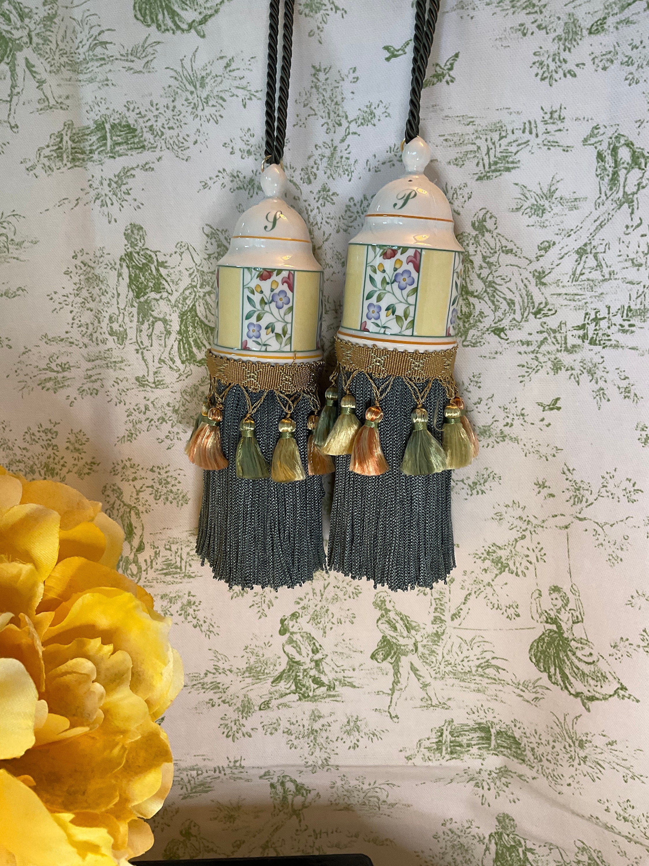 V&B Salt Shaker Tassels (set of 2) - Etsy