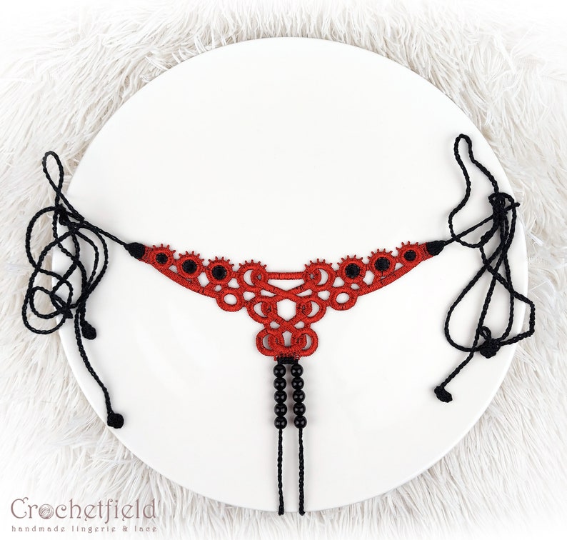 Mini string ouvert perlé rouge, dentelle brodée, culotte transparente ...