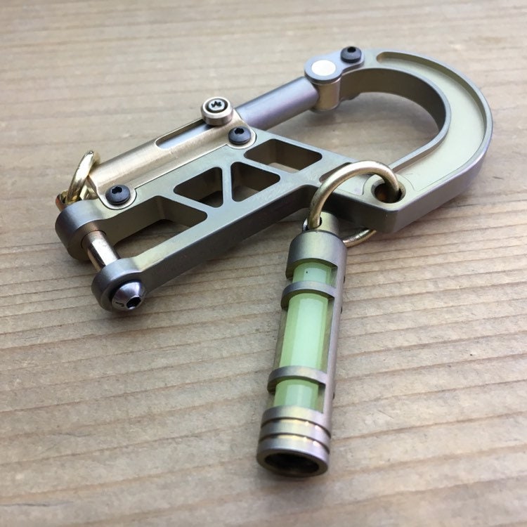 Bolt Carabiner / Titanium Edc Key Carabiner with Titanium-locator lamp