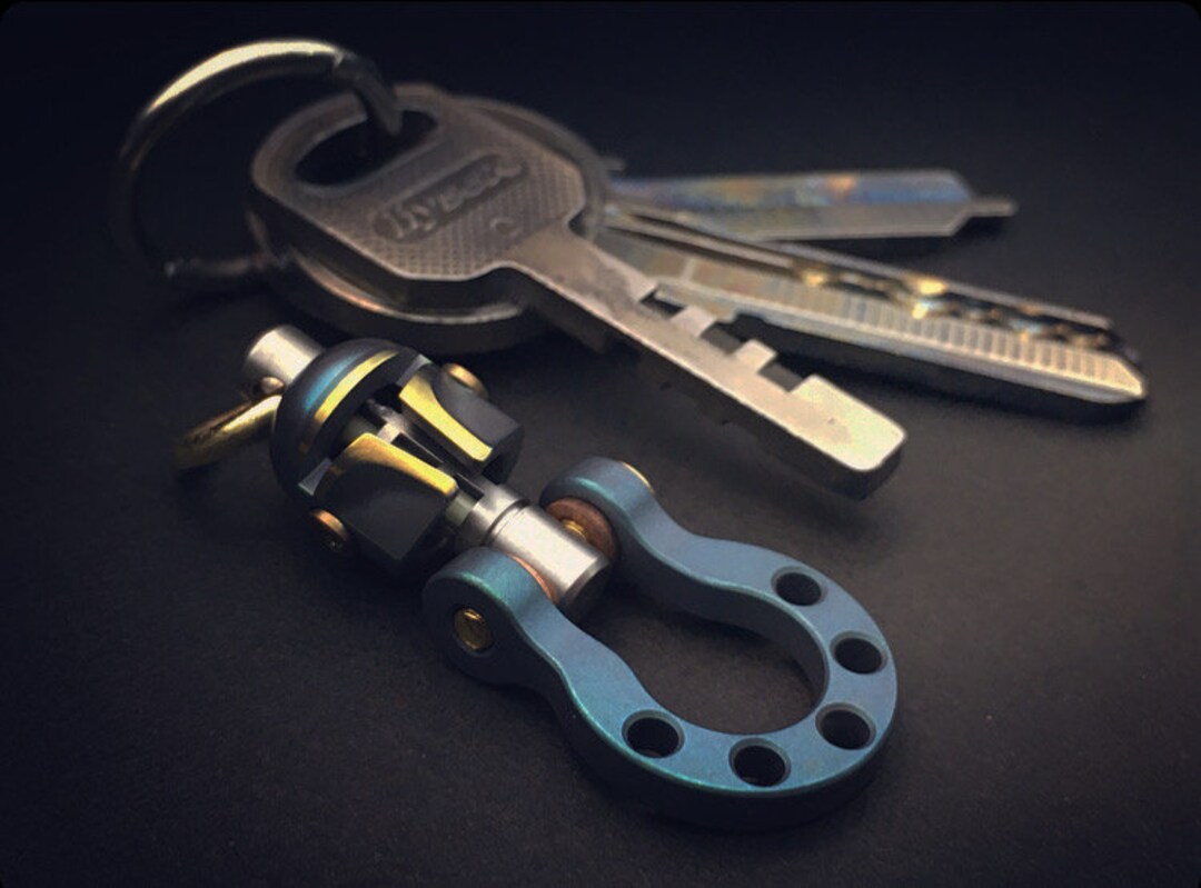 The Mandalorian Ω Shackle Titanium Keychain - Etsy